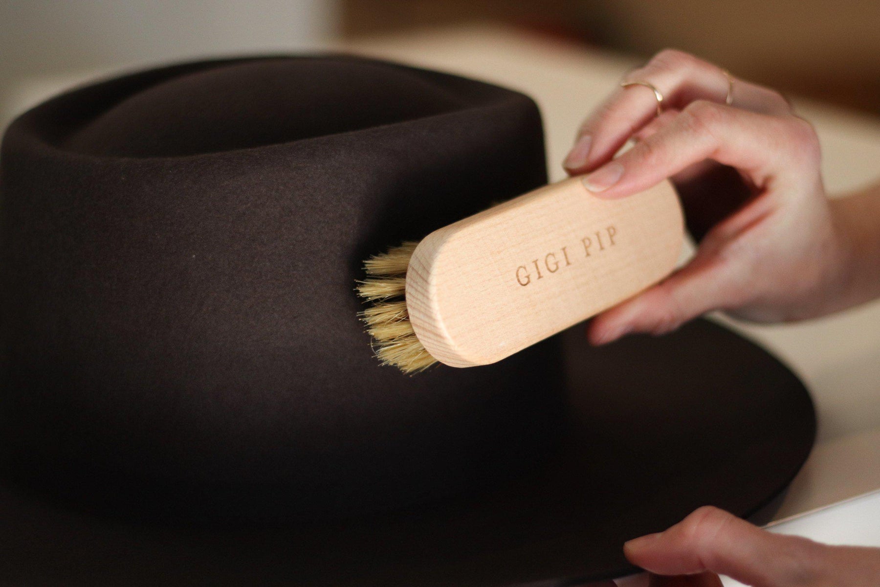 Gigi Pip Handheld Hat Brush